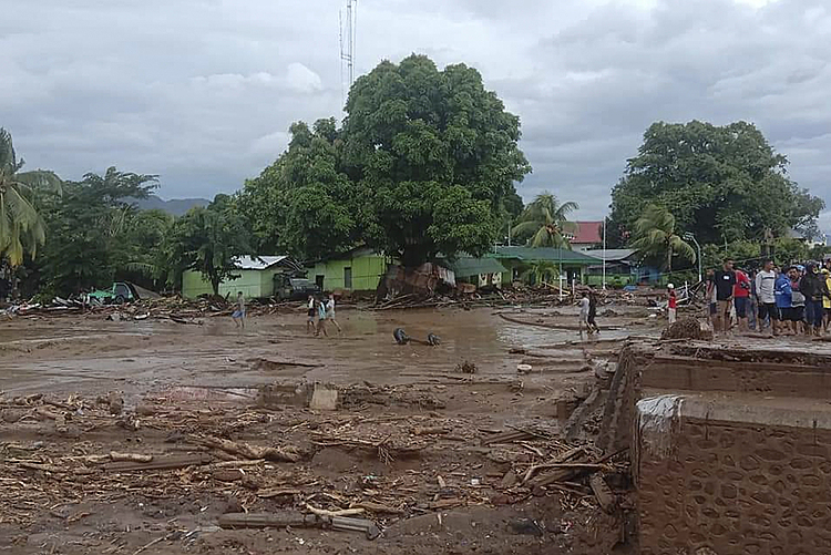 Samoa Observer | Heavy rains trigger landslide, floods in Indonesia;