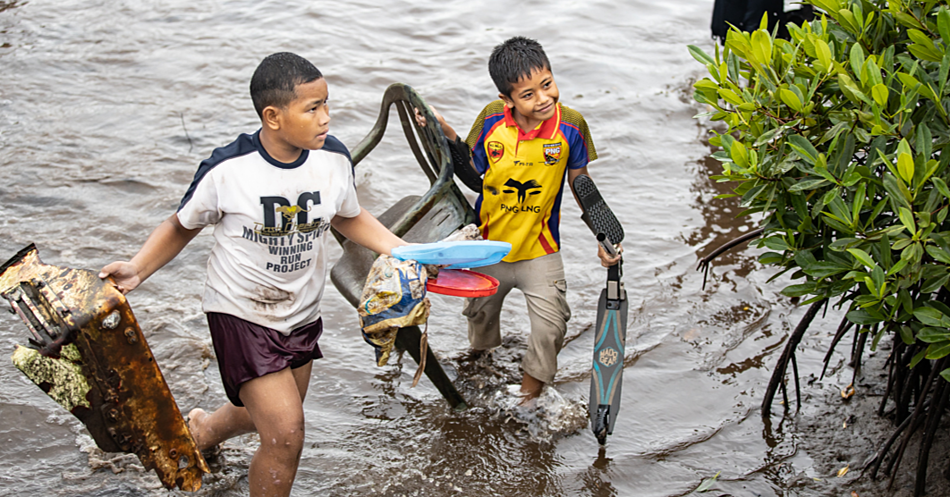 Samoa Observer | Moataa villagers in mangrove cleanup