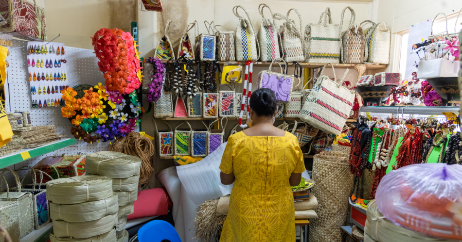 Samoa Observer | E.U. official visits Nofotane market